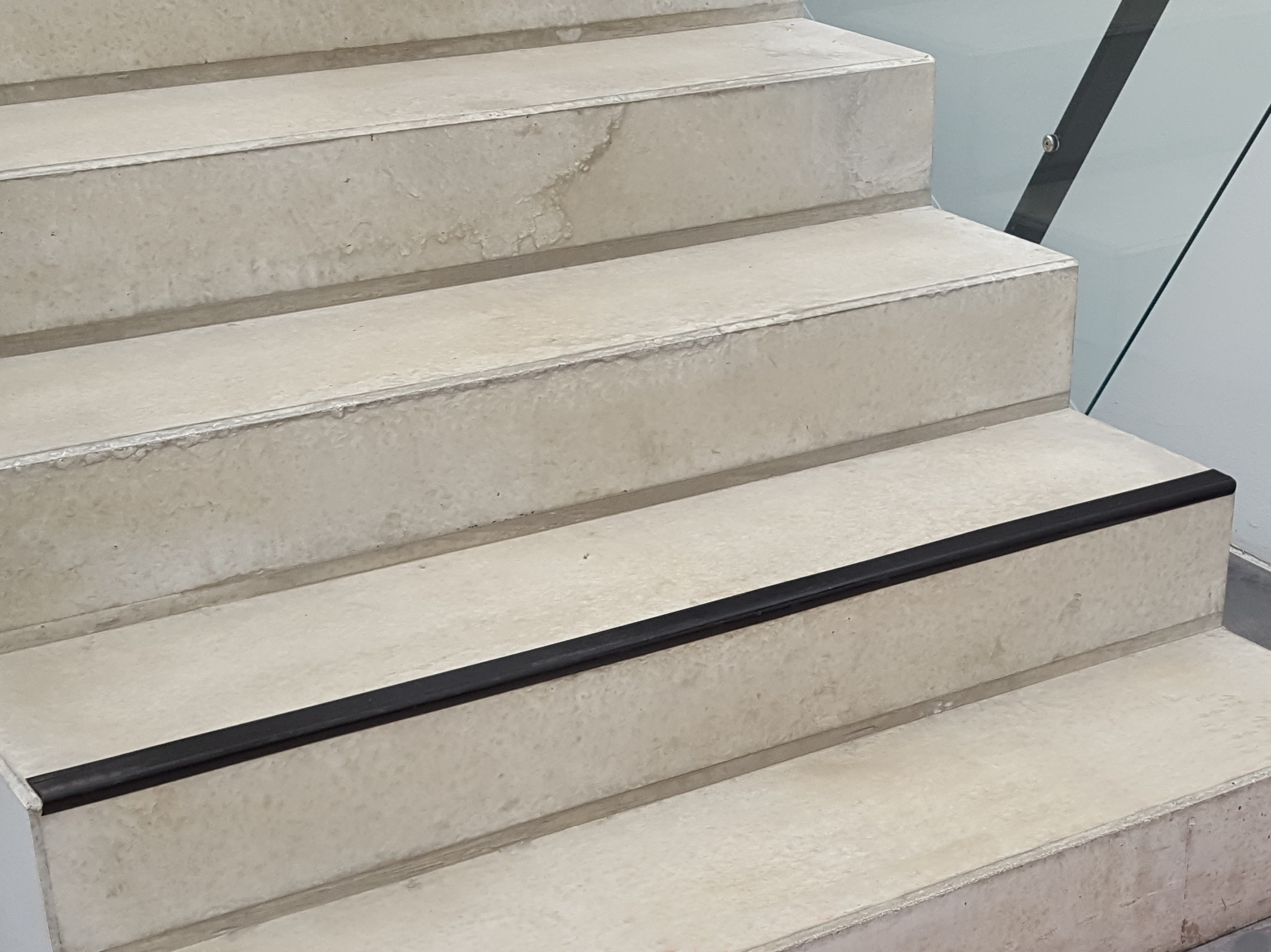 Taktile Treppenmarkierung – Signways – Leit- und Orientierungssytseme ...